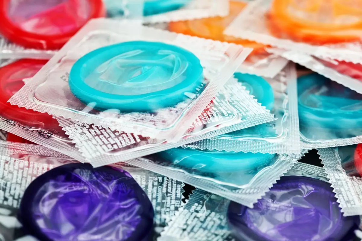 kasa kirkkaanvärisiä kondomeja