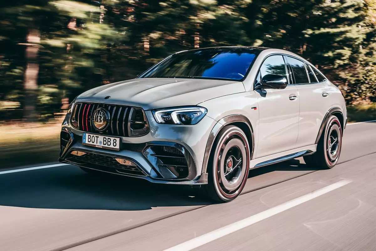 De Brabus 900 Rocket Edition basearre op de Mercedes-Benz GLE 63 S 4MATIC Coupe dy't de dyk del rydt. Brabus seit dat it de rapste strjitte-juridyske SUV yn 'e wrâld is.