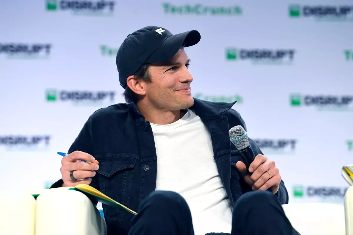 Ashton Kutcher sprekt op it poadium tidens TechCrunch Disrupt San Francisco 2019 by Moscone Convention Center op 4 oktober 2019 yn San Francisco, Kalifornje. De hygiënegewoanten fan 'e akteur binne ûnder kontrôle kaam.