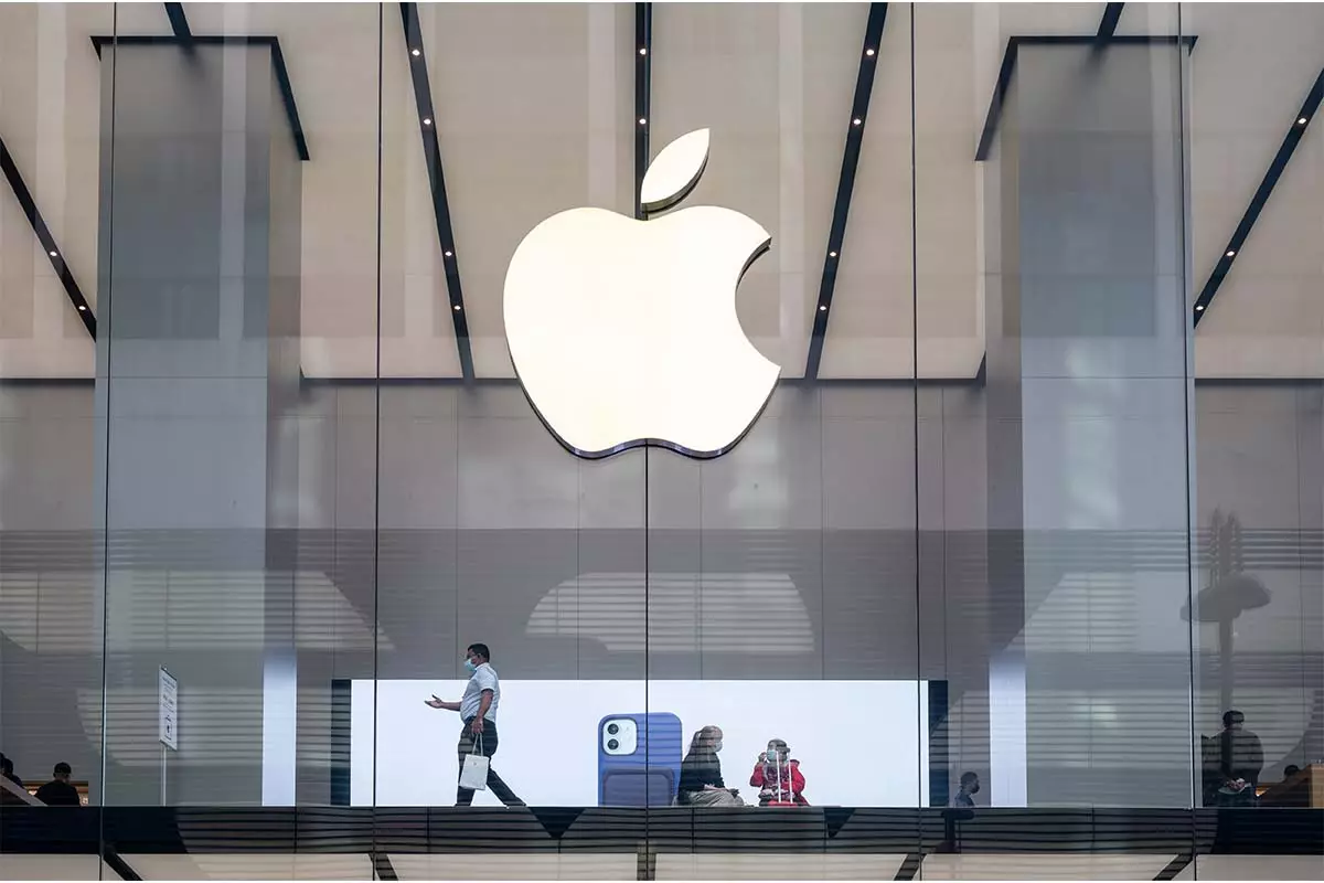 Ang mga customer ay makikita sa American multinational technology company na Apple store sa Hong Kong