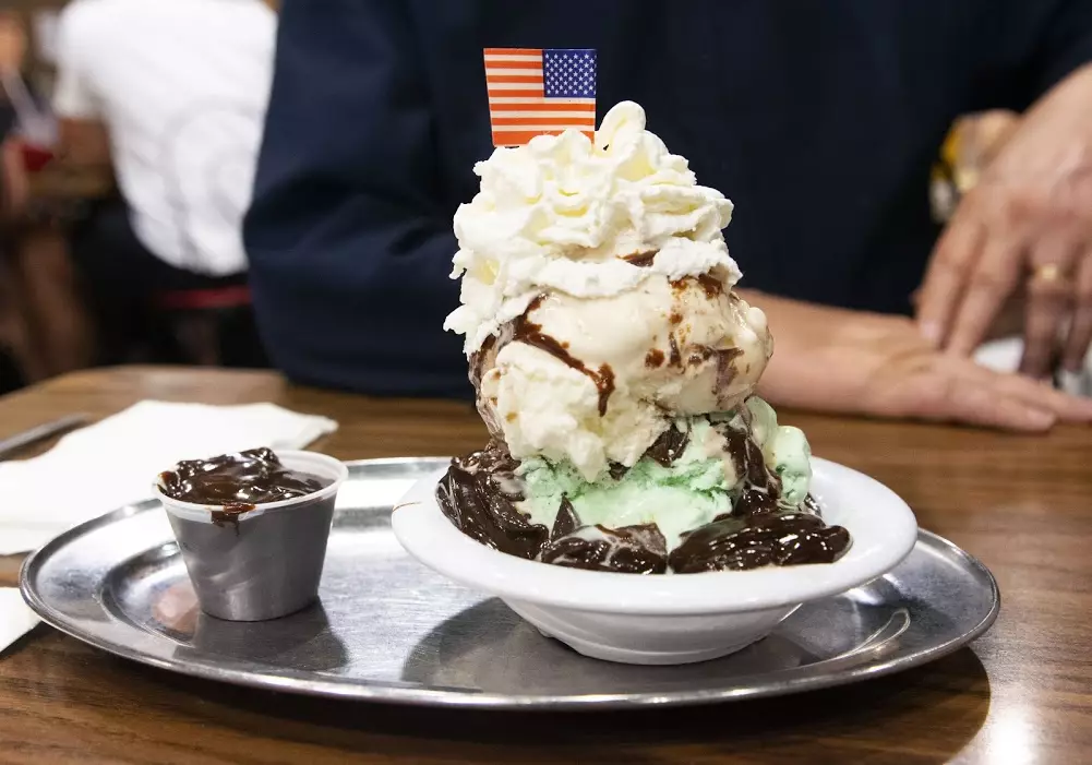 Un sundae cu înghețată la Jaxson’s Ice Cream Parlour