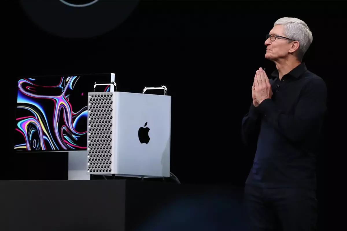 “Apple” -iň baş direktory Tim Kuk, 2019-njy ýylda WWDC-de suratda