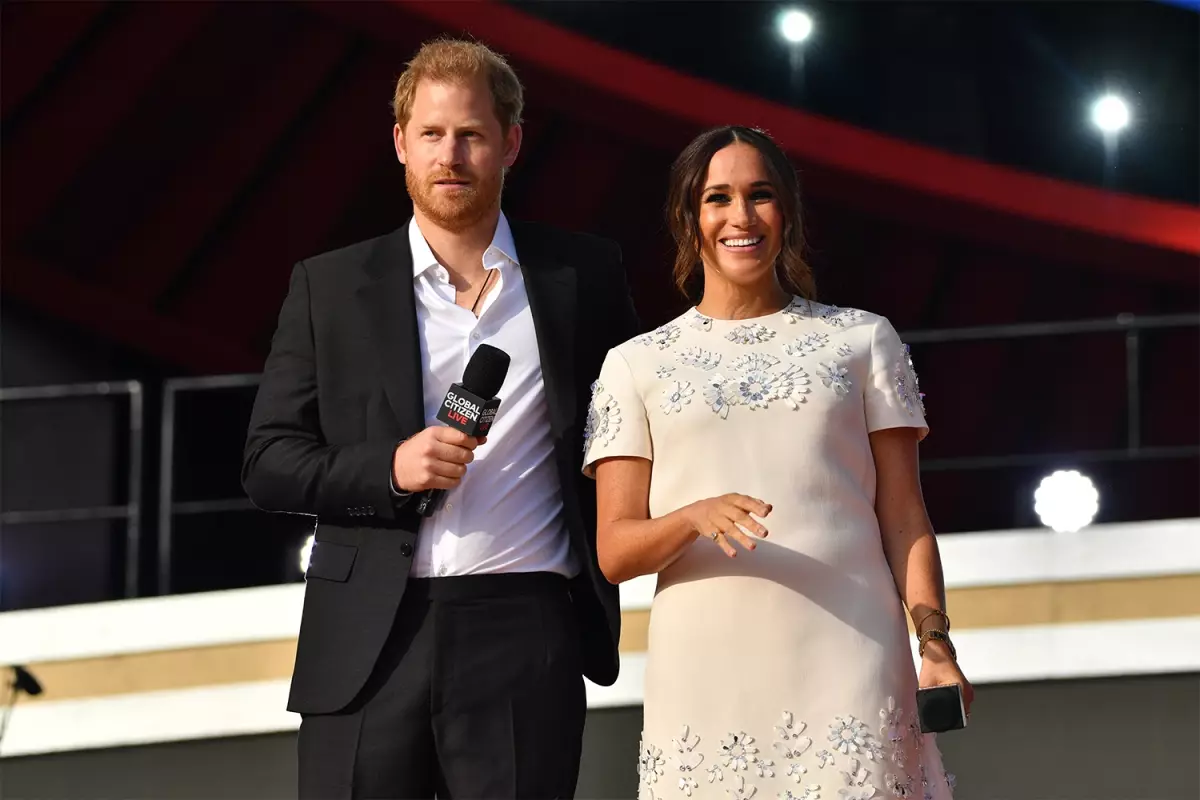 Tub fuabtais Harry thiab Meghan Markle, Duke thiab Duchess ntawm Sussex, tuav lub microphones ntawm qhov chaw ntawm Ntiaj Teb Citizen Live thaum lub Cuaj Hlis 25, 2021 hauv New York City