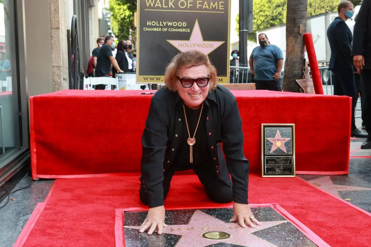 Don McLean poseert als muzikant Don McLean geëerd met ster op de Hollywood Walk Of Fame op 16 augustus 2021 in Hollywood, Californië. De nieuwe single van Taylor Swift versloeg net het nummer van McLean als de langstlopende nummer 1 hit.