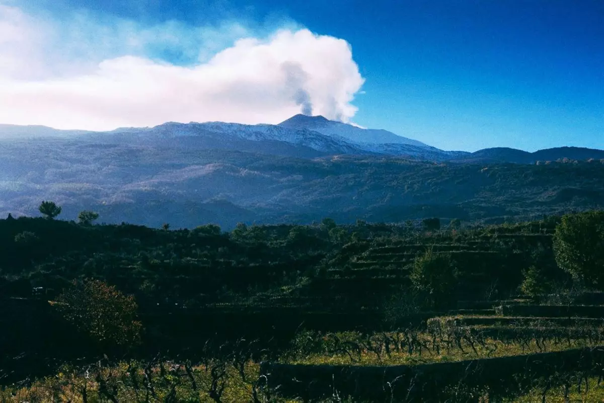 بالقرب من صقلية ، هذا هو جبل إتنا في مرحلة التدخين فوق مزارع الكروم في دوكا دي سالاباروتا.