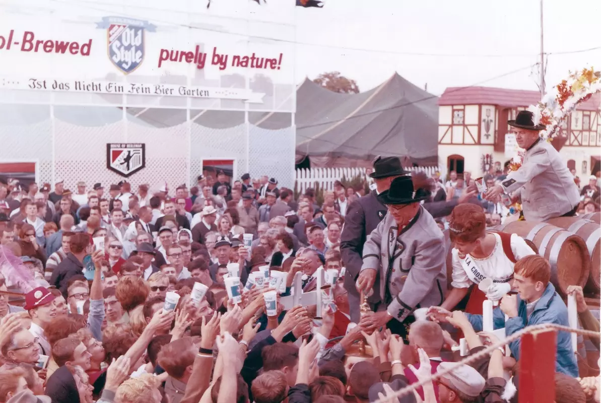 Ndị na-eme ememme na-ezukọ na nnukwu igwe mmadụ na Oktoberfest USA na La Crosse, Wisconsin.