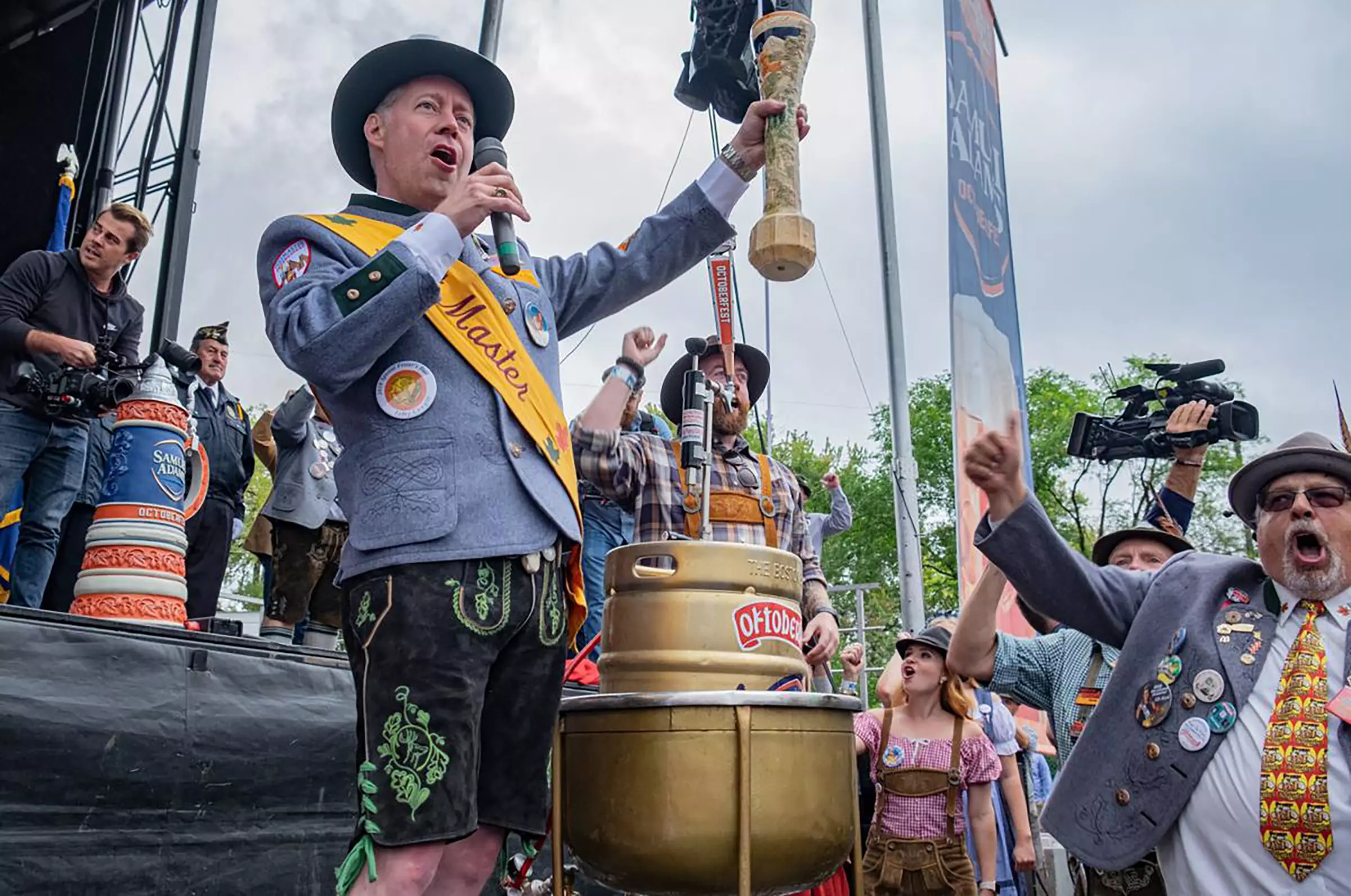 Hiji lalaki ngalakukeun dina Oktoberfest taunan La Crosse di Wisconsin.