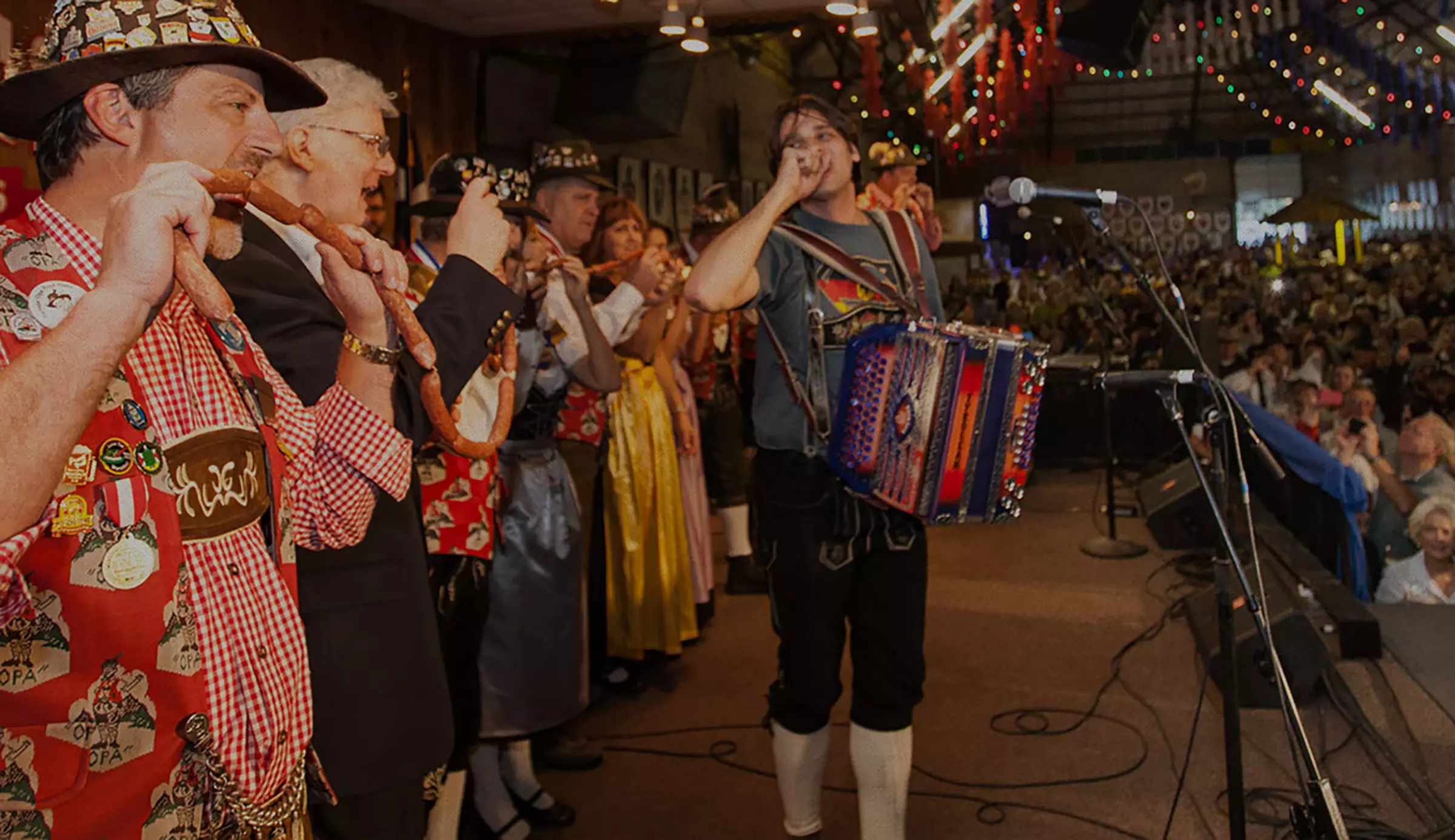 在德克薩斯州新布朗費爾斯的 Wurstfest，男人們拿著香腸。