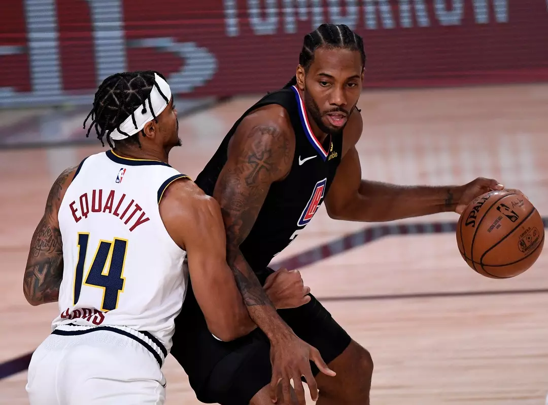 Kawhi Leonard da marcha atrás a Gary Harris