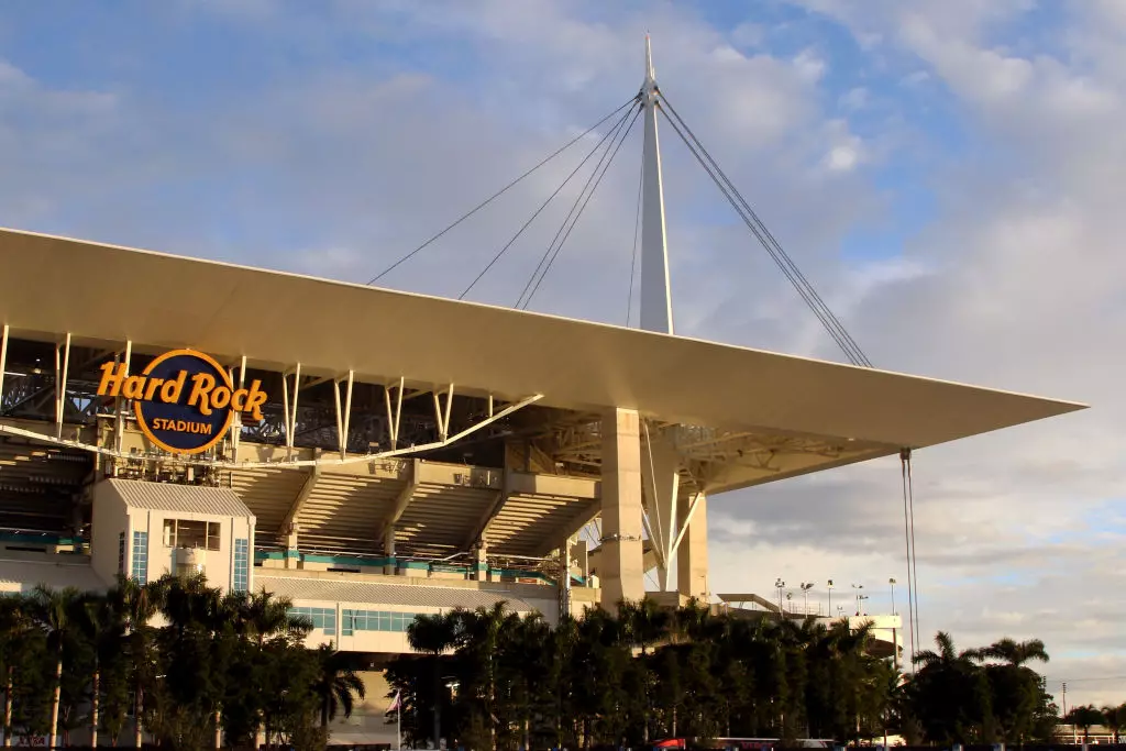 Delfine verwandeln das Miami-Stadion in ein Autokino