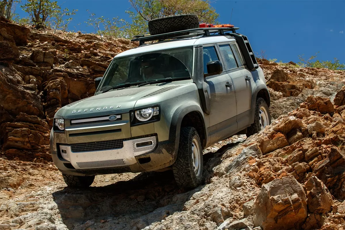 Ang bag-ong 2020 Land Rover Defender SUV off-roading