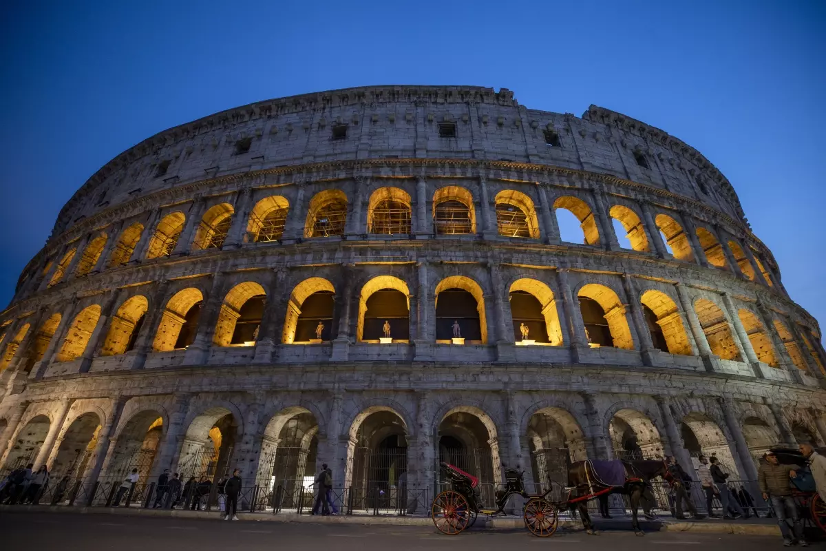 Bahahlauli ba Ma-Amerika ba Lefella Libiri tse Turu Ka ho Fetisisa tsa Histori Ka mor'a ho Thula Colosseum ho Noa