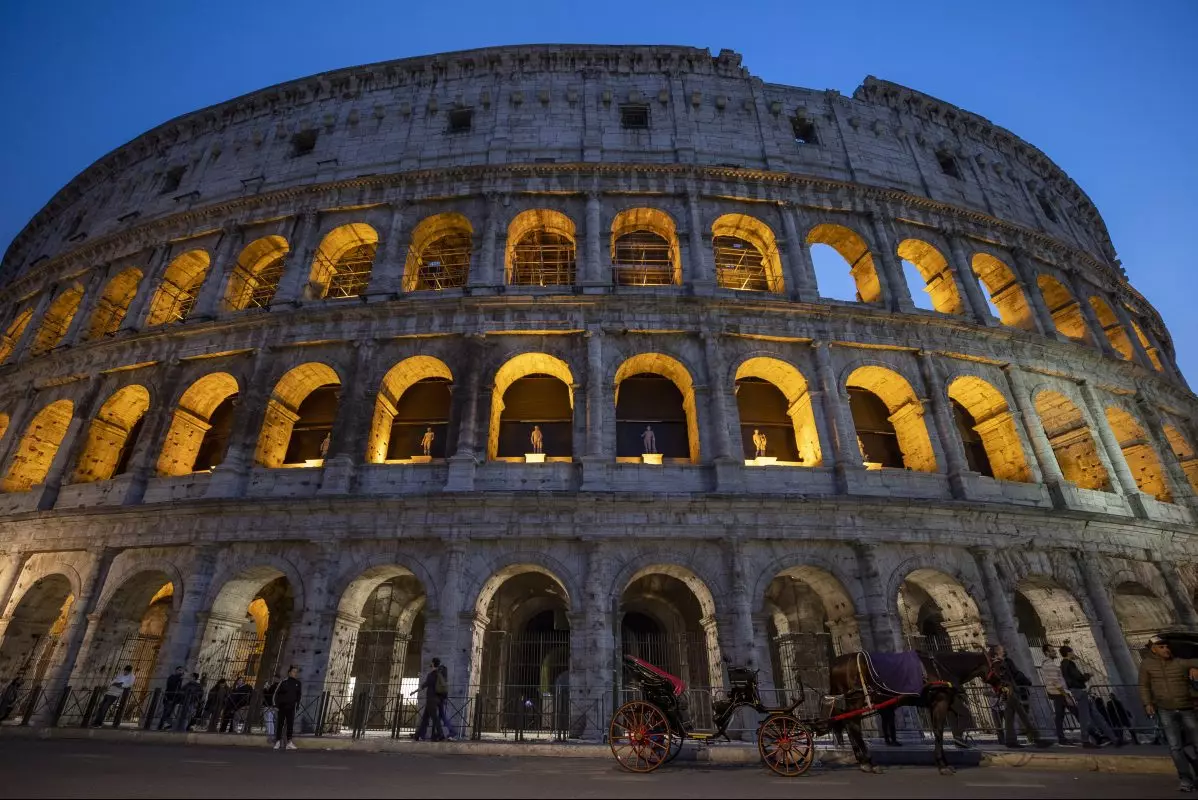 Colosseum bi şev li Romaya Îtalyayê, ku du tûrîstên Amerîkî bi vexwarina bîrayê hatin girtin û cezayê giran lê hat birîn.