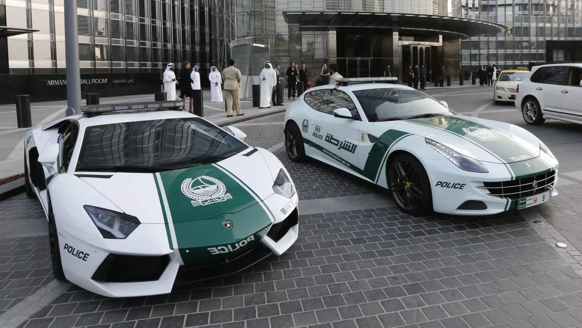 Gambar sing dijupuk tanggal 25 April 2013 nuduhake kendaraan polisi Lamborghini (L) lan Ferrari ing sikil menara Burj Khalifa ing emirat Teluk Dubai. Rong minggu sawise ngenalake mobil polisi Lamborghini, Polisi Dubai wis ngenalake Ferrari menyang armada, kanggo luwih nguatake