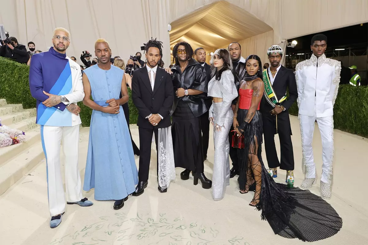 Ak krujka bilen gara kostýumda çepden üçünji Lewis Hamilton we 2021-nji ýyldaky Met Gala çagyrylanlar, şol sanda Gara moda dizaýnerleri, döredijiler we türgenler