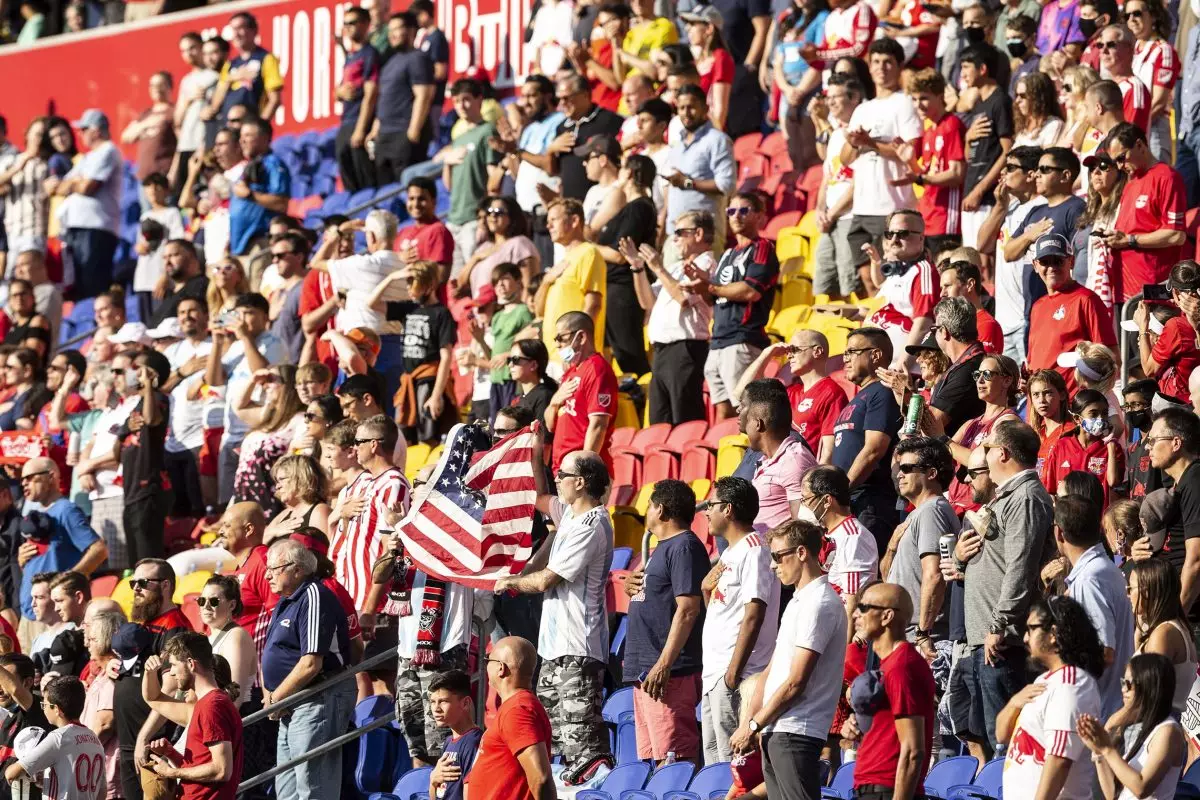 MLS-fans i New Jersey viftar med den amerikanska flaggan under nationalsången