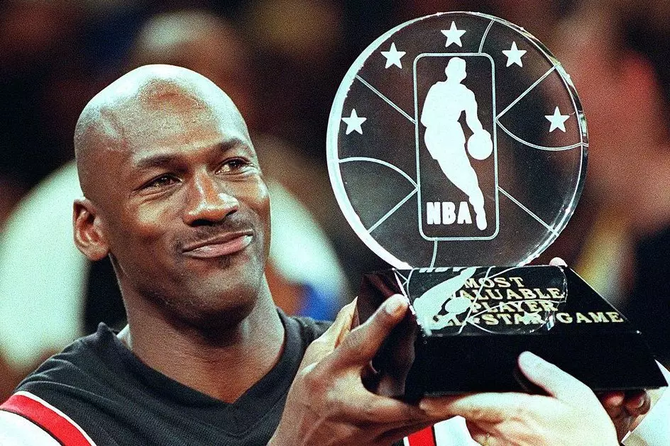 UMichael Jordan ubambe eyona ndebe yoMdlali uBalulekileyo kumdlalo we-All-Star. (TIM CLARY/AFP ngeGetty)