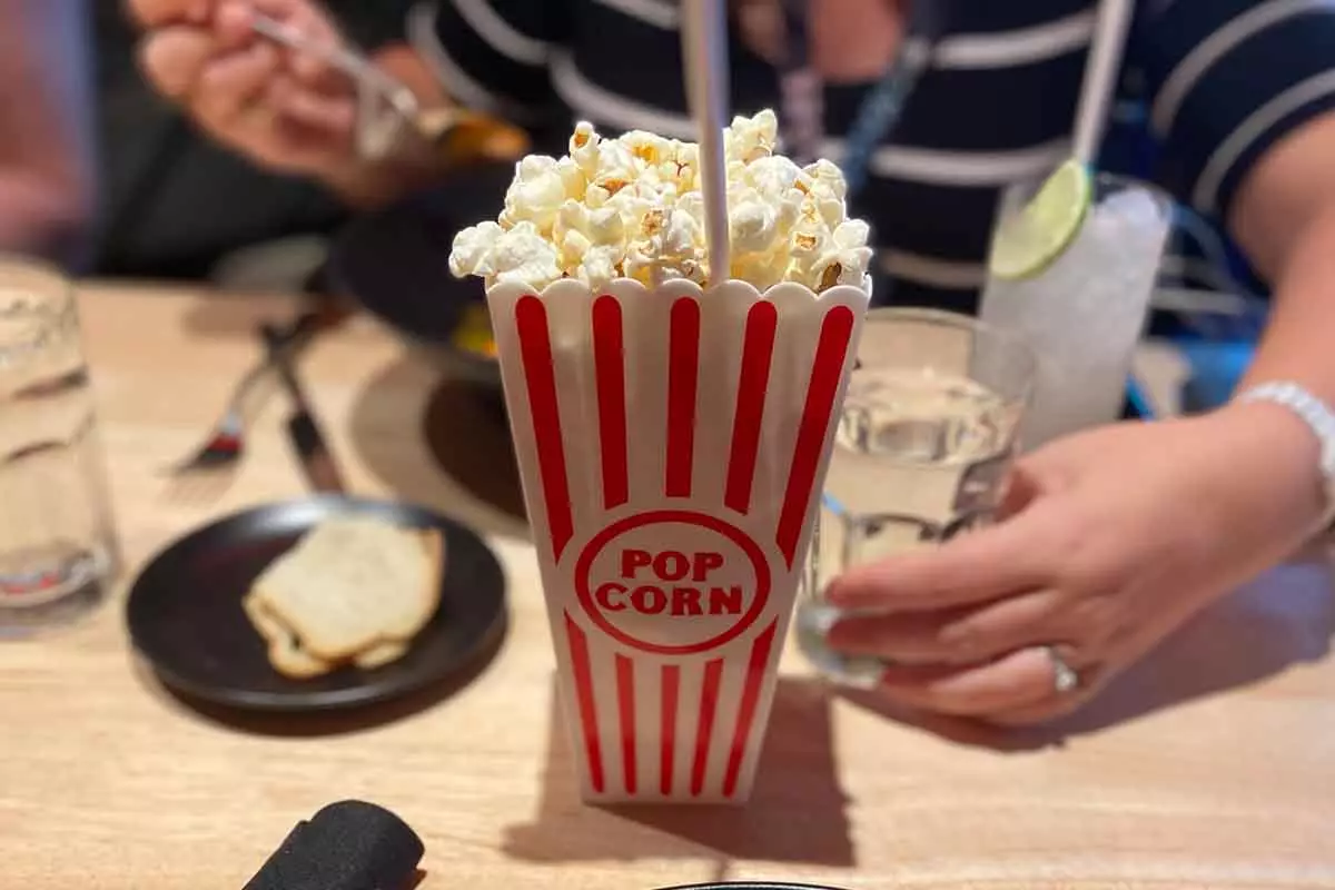 Popcorn Old Fashioned à bord du Scarlet Lady