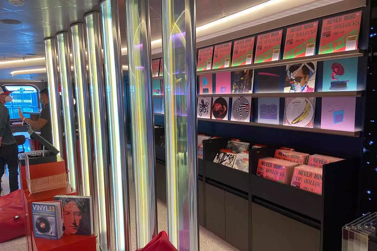 Voyage Vinyl, le magasin de disques à bord de The Scarlet Lady