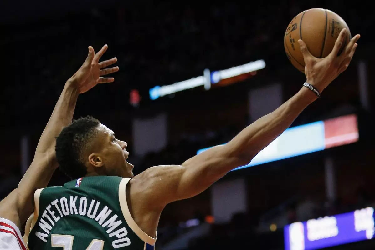 Giannis Antetokounmpo vozi za polaganje