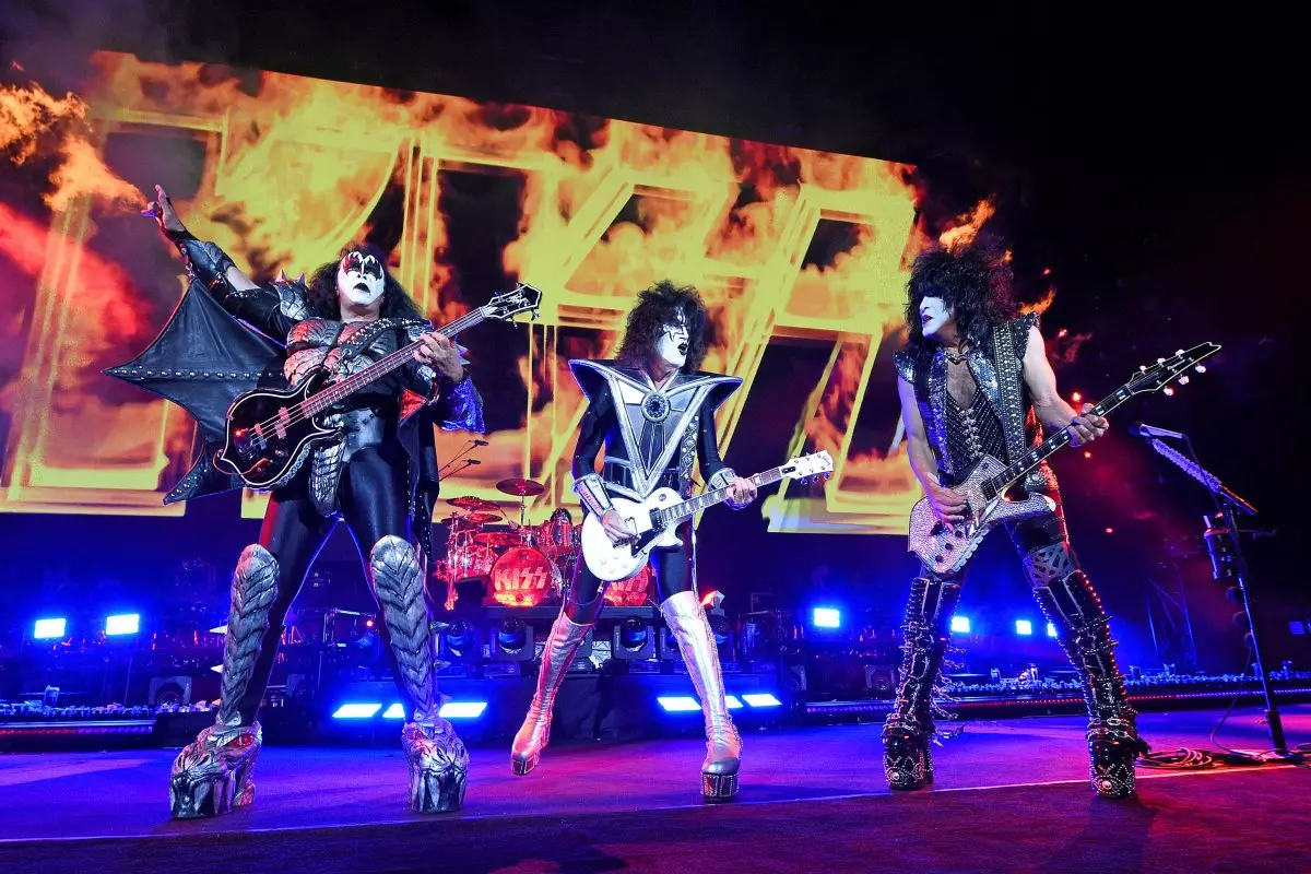 Gene Simmons, Tommy Thayer, thiab Paul Stanley ntawm KISS ua rau ntawm qhov chaw thaum lub Tribeca Festival tshuaj xyuas ntawm