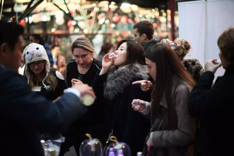 Besøgende prøver sake på Hyper Japan Christmas Market den 25. november 2016 i London, England (Carl Court/Getty Images)