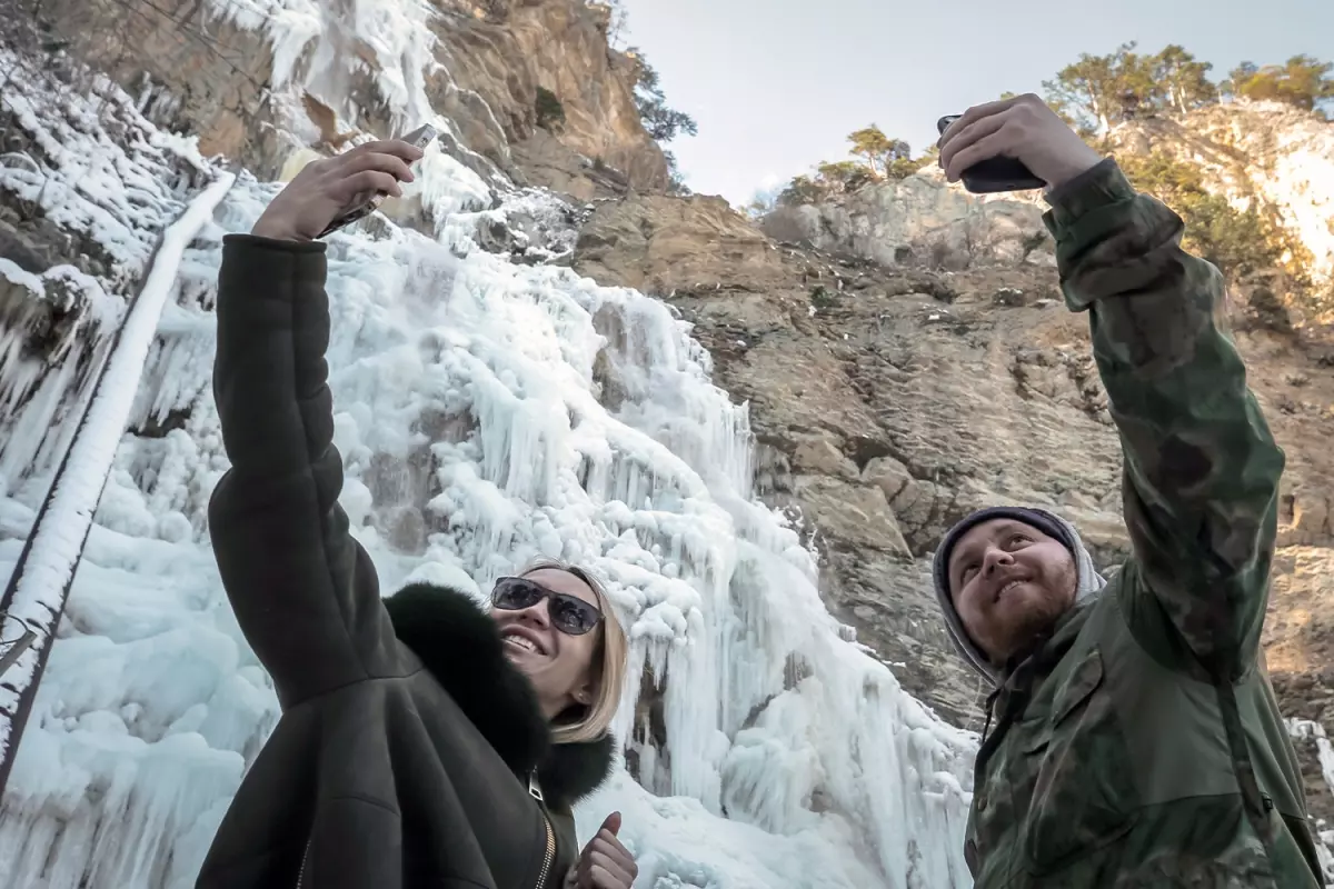 Os turistas fanse unha selfie en Crimea, Rusia