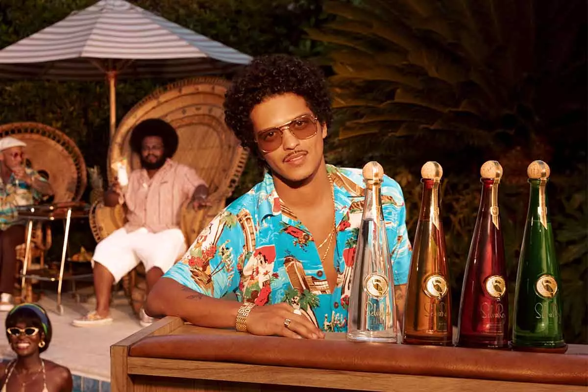 Bruno Mars på en bar med de fire udtryk for SelvaRey, den rom han er medejer af