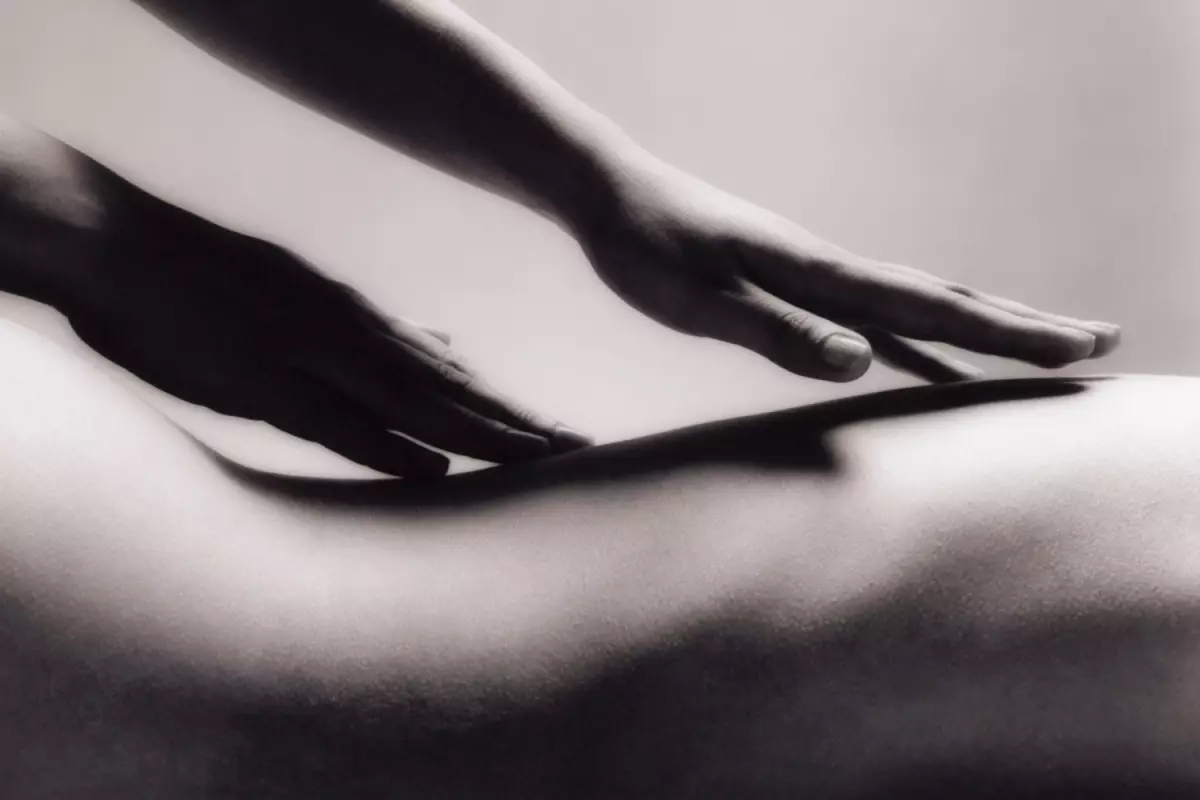 Nigute Gutanga Massage Mubyukuri Kuruta Igitsina