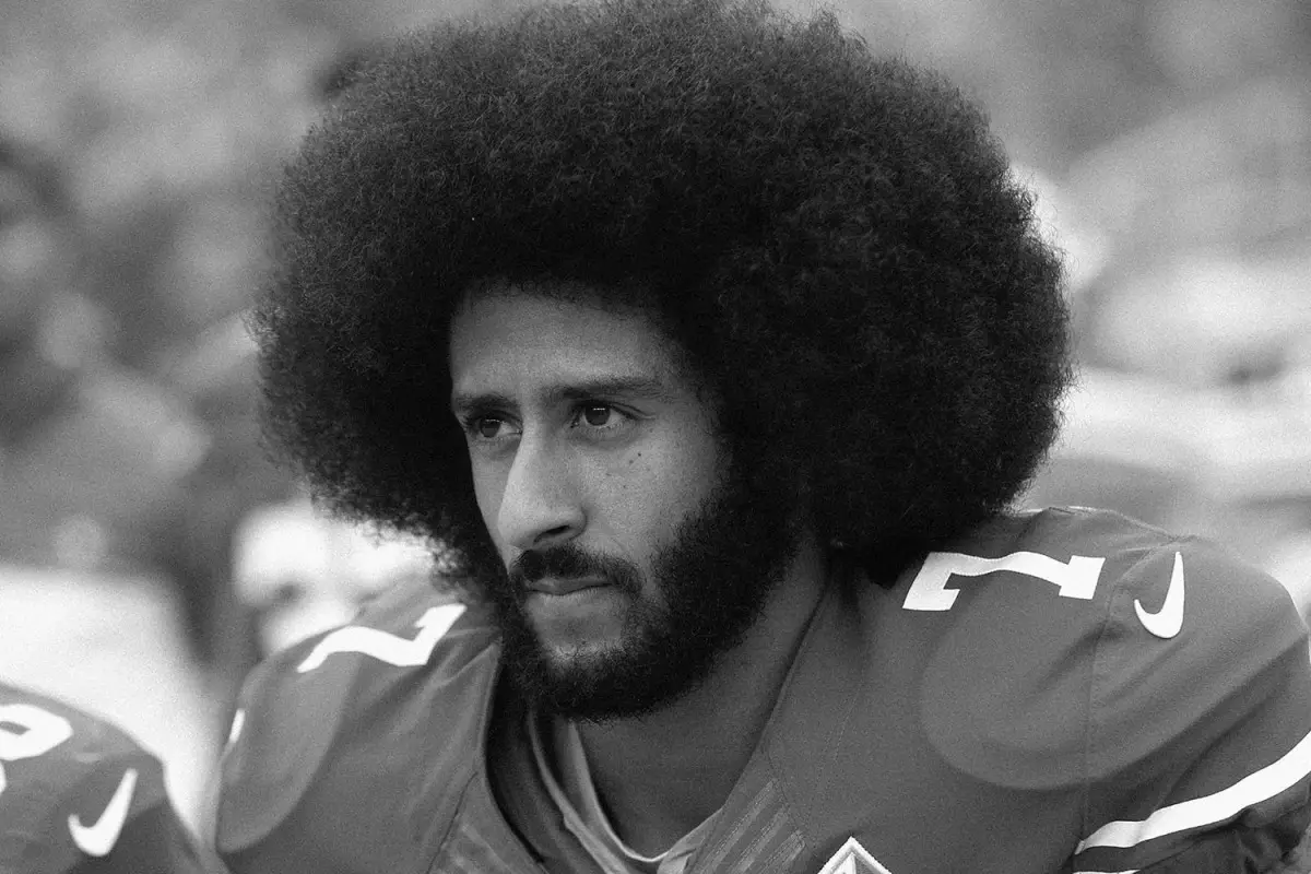 Si Colin Kaepernick miluhod sa wala pa ang dula