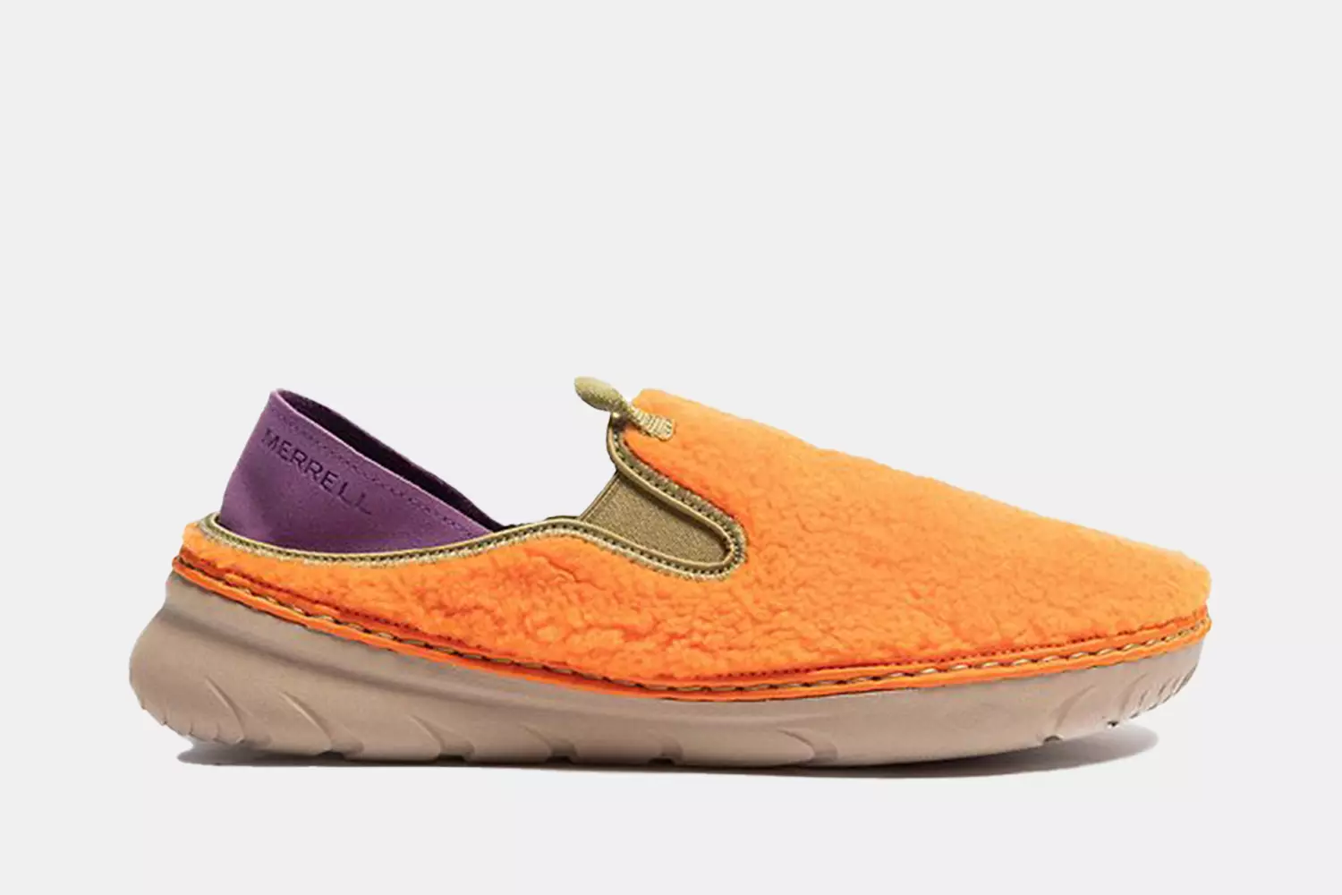 een feloranje wollige pantoffel in moc-stijl