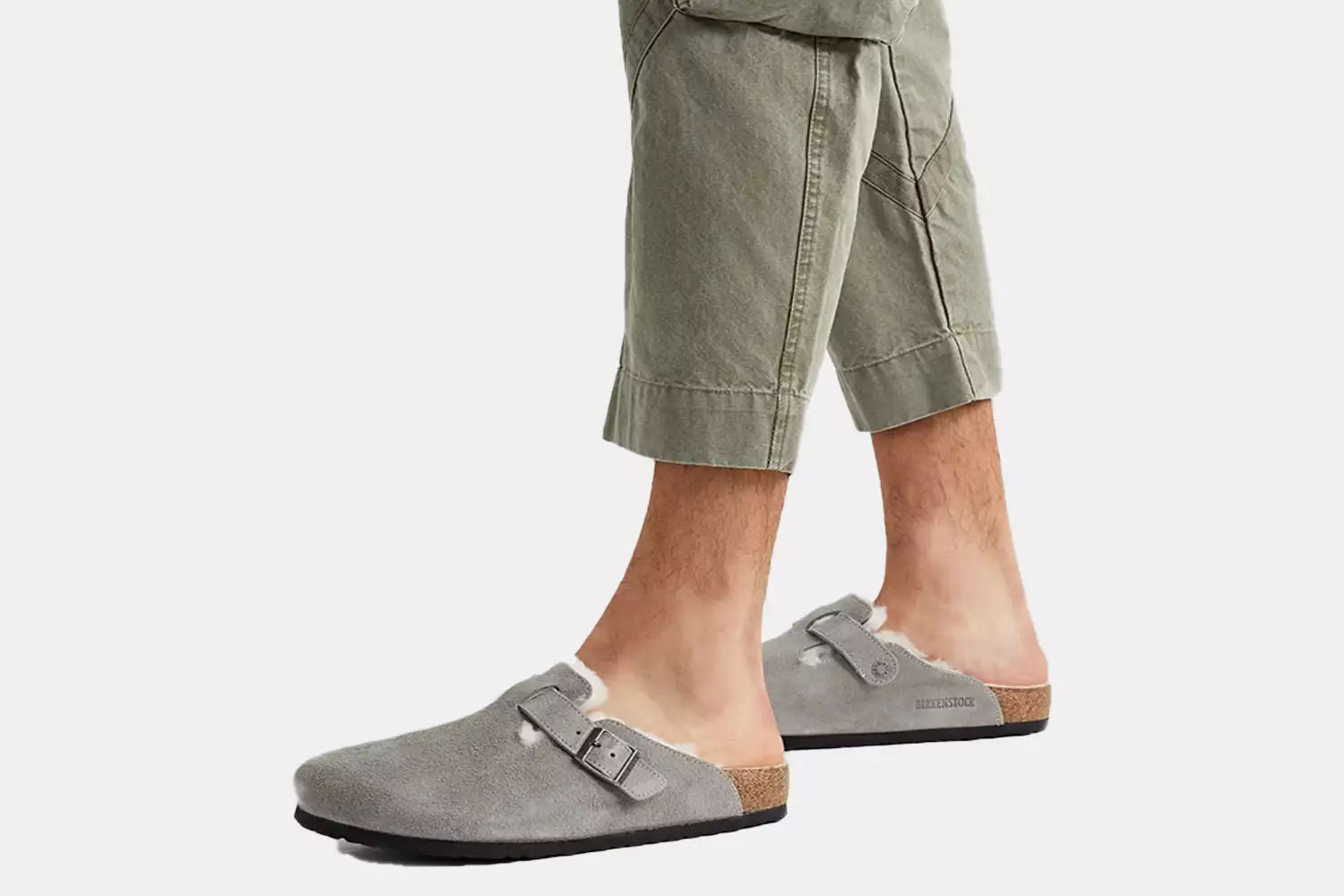 Bostonas stils Birkenstock pārklāts ar sārlingu, uz modeļa pēdas