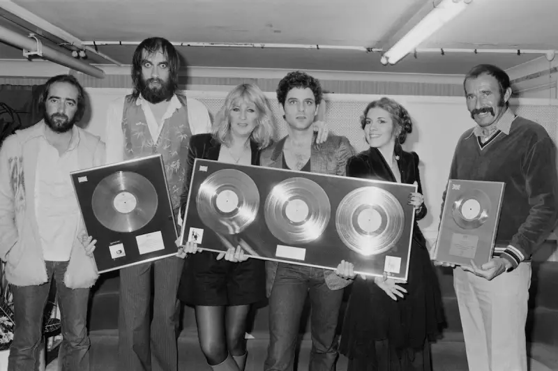 Anglo-American rock group Fleetwood Mac na awards maka British ahịa nke ha albums 'Rumours' na Tusk', Wembley Arena, London, June 1980. The band bụ backstage na otu n'ime isii ngosi n'etiti 20th - 27th June. Aka ekpe gaa n'aka nri: John McVie, Mick Fleetwood, Christine McVie, Lindsey Buckingham na Stevie Nicks. (Foto nke Michael Putland/Getty Images)