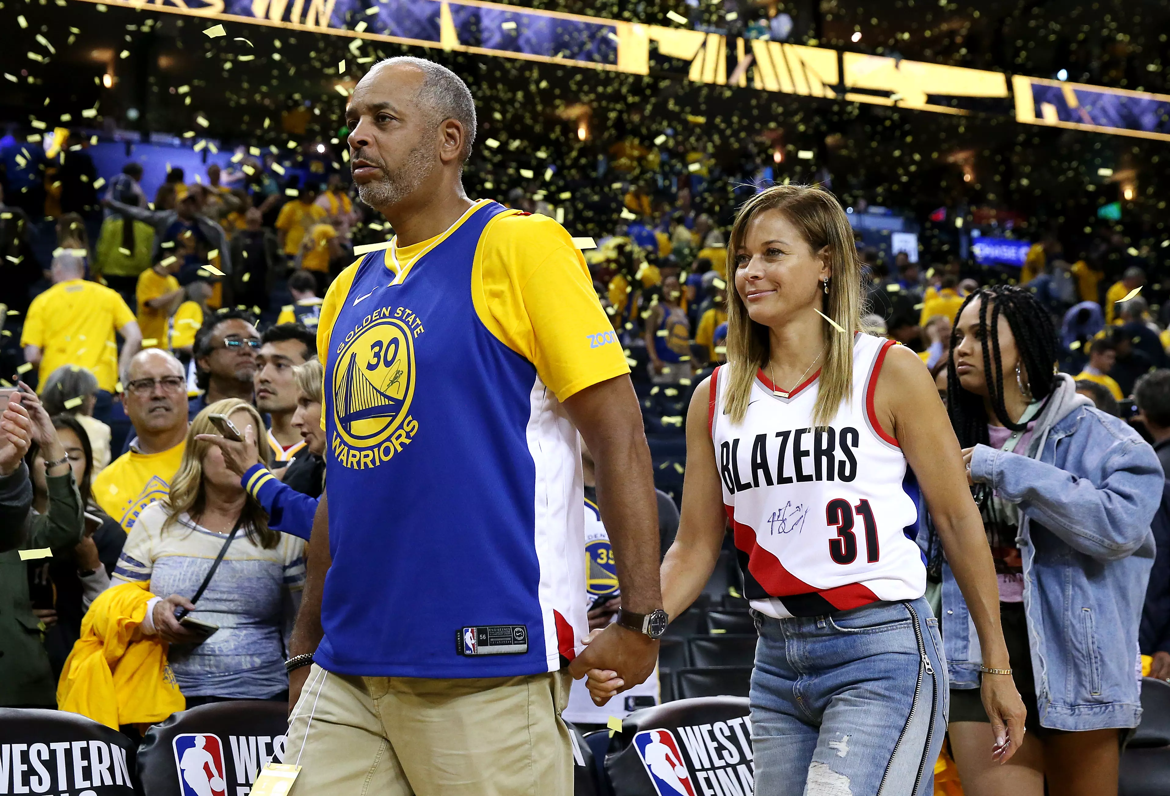 Dell Curry og Sonya Curry, foreldre til Stephen Curry #30 av Golden State Warriors (ikke avbildet) og Seth Curry #31 av Portland Trail Blazers (ikke avbildet) deltar i kamp en av NBA Western Conference Finals på ORACLE Arena 14. mai , 2019 i Oakland, California