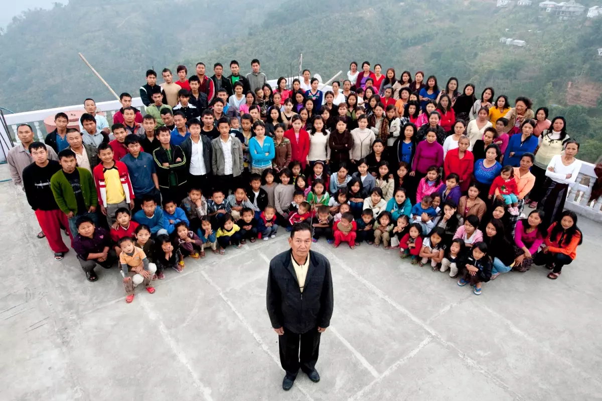 Familia foto de la Ziona-familio la 30-an de januaro 2011 en Baktawang, Mizoram, Hindio.