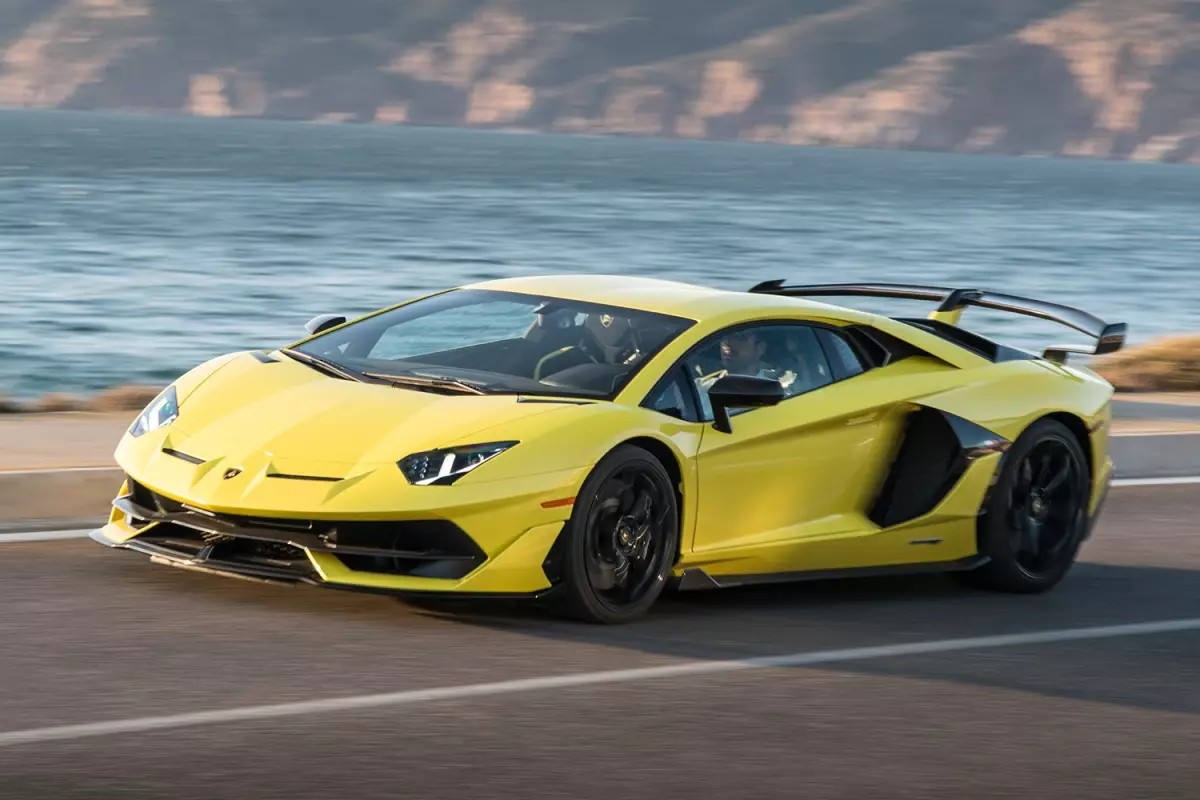 Koloi ea Lamborghini Aventador SVJ e tsamaeang haufi le leoatle