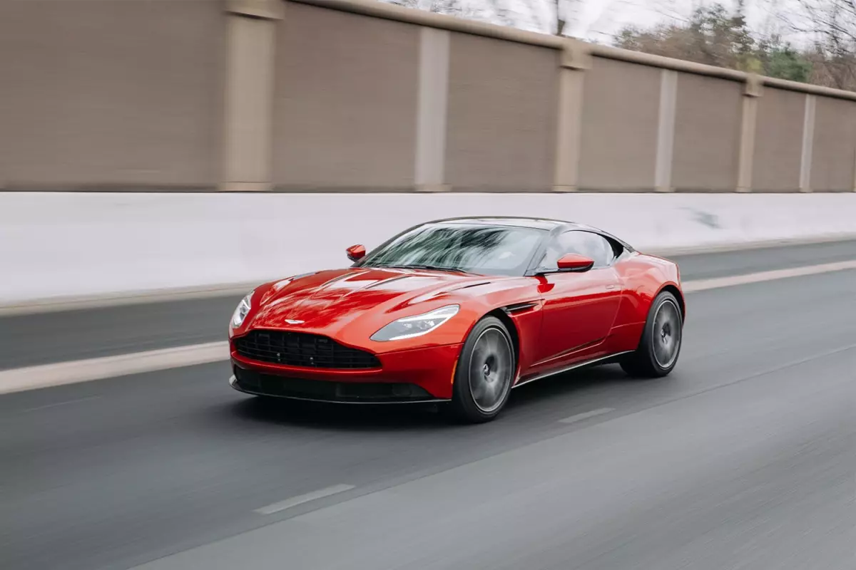 Aston Martin vermello