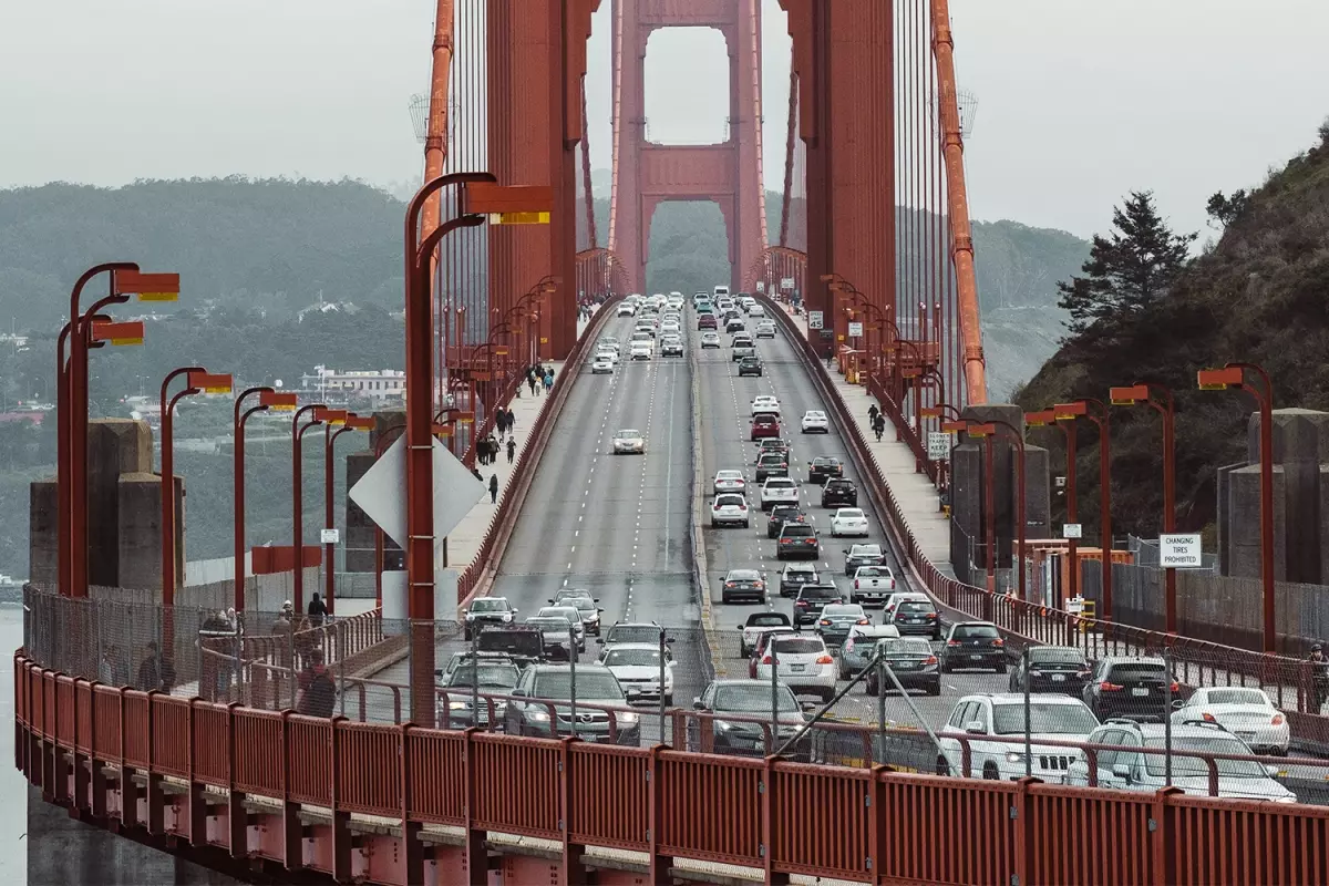 Mga sakyanan nga nagdrayb tabok sa Golden Gate Bridge sa San Francisco, California