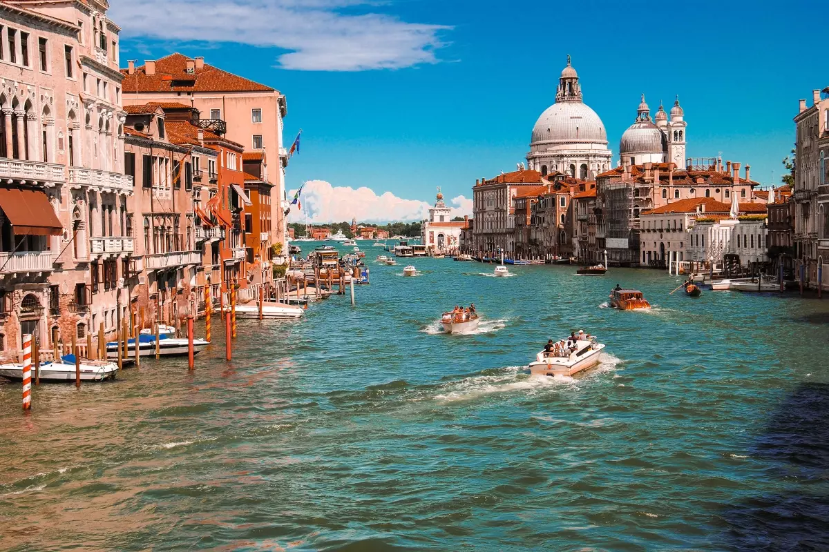 Gondoler glider längs vattnet i Venedigs Canal Grande på sommaren