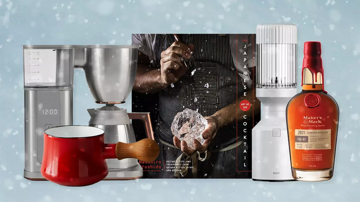 'n Danske kastrol, kafee-koffiemaker, die boek The Japanese Art of the Cocktail, 'n Beast-menger, en 'n bottel Maker's Mark-whisky, alles wonderlike vakansiegeskenke vir 2021