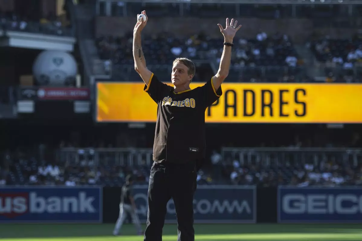 Skateboarding-legendo Tony Hawk sur la tumulo por la ceremonia unua tonalto ĉe San Diego Padres-ludo