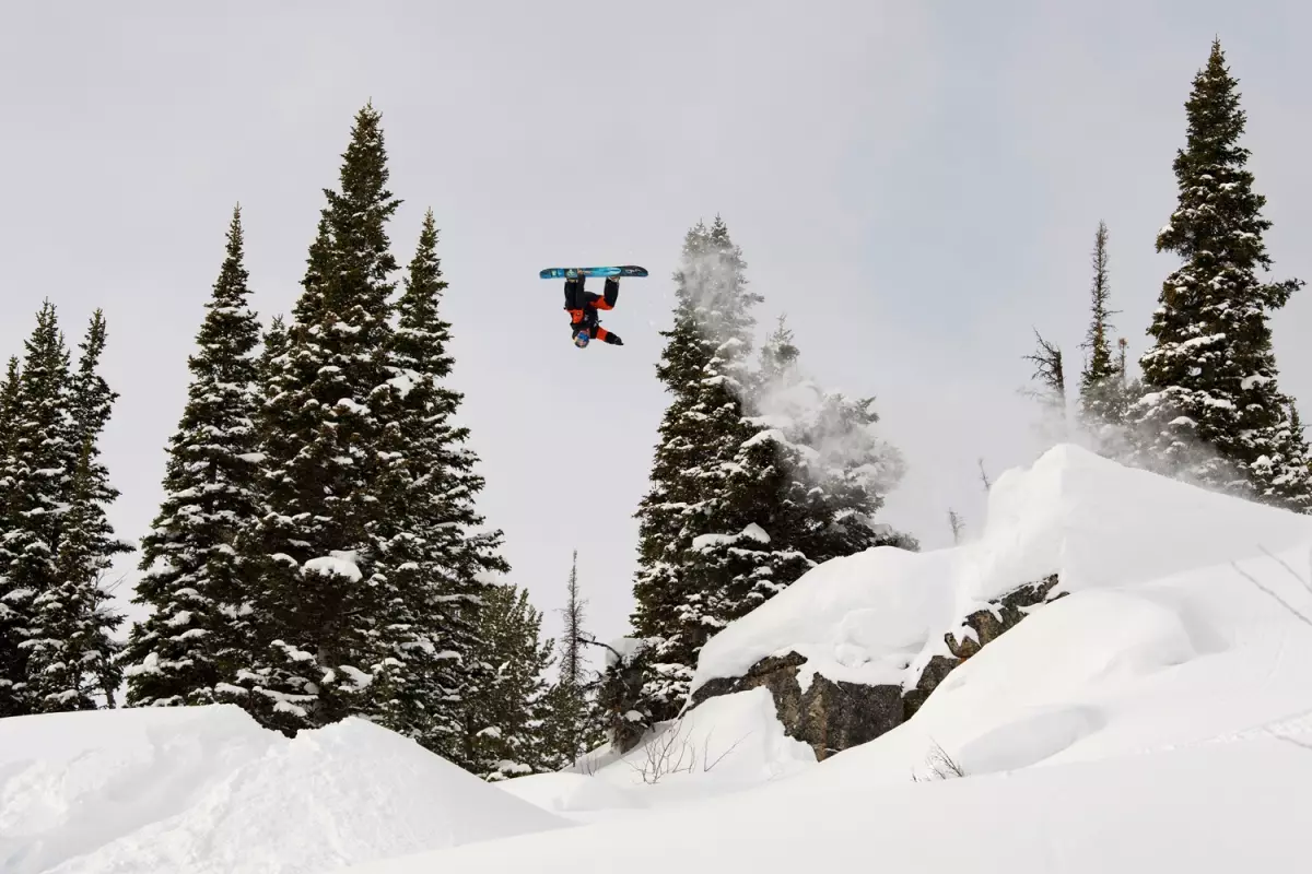 Travis Rice sote sou Pine Island pandan 1ye jounen kalifikasyon Tour Seleksyon Natirèl la nan Jackson Hole Mountain Resort nan Jackson, Wyoming, Etazini, 16 fevriye 2021.