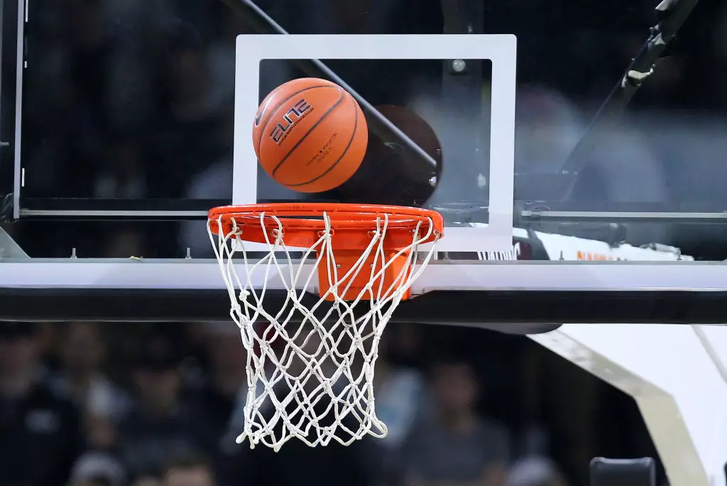 PROVIDENCE, RI - 06 MIJDAR: Dîmenek giştî ya topa lîstikê ya li ser rimê di dema lîstikek basketbolê ya zanîngehê de di navbera Siena Saints û Providence Friars de di 6-ê Mijdara 2018-an de, li Navenda Dunkin Donuts li Providence, RI. (Wêne ji hêla M. Anthony Nesmith / Icon Sportswire bi rêya Getty Images)