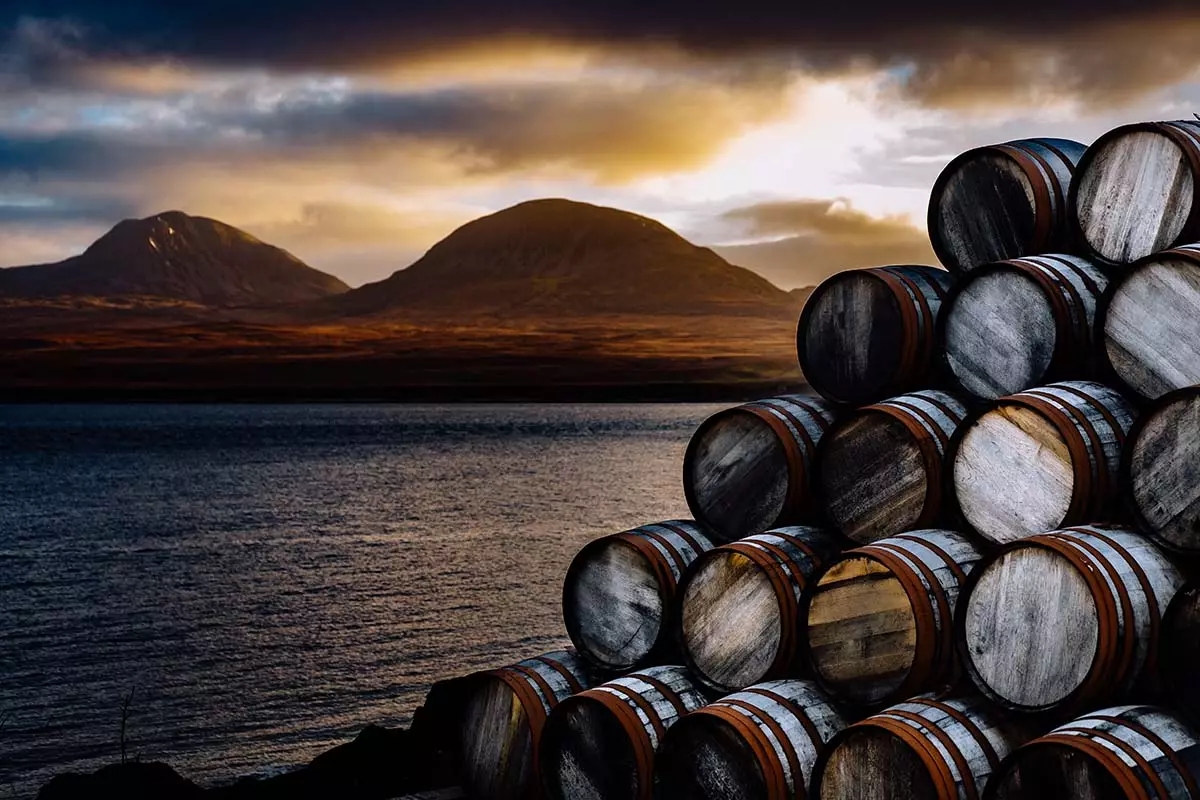 Mirant cap als Paps del Jura, a l'illa del Jura, des d'Islay un matí d'hivern. Un nou informe suggereix que el canvi climàtic podria tenir efectes adversos a Scotch.