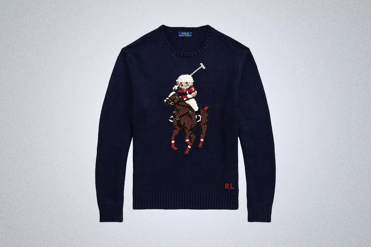 un maglione blu navy, ricamato con un orso