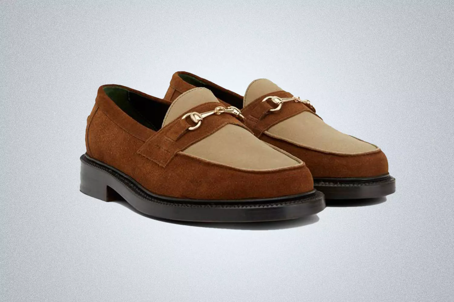 sapasang loafers coklat dua-toned