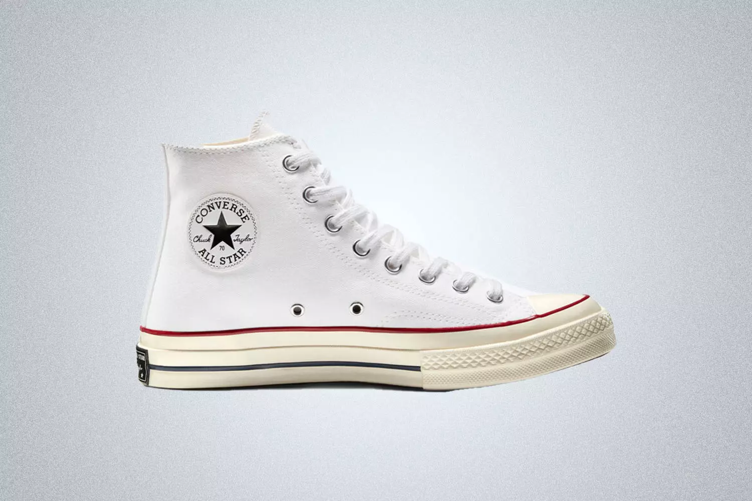 un paio di converse bianche