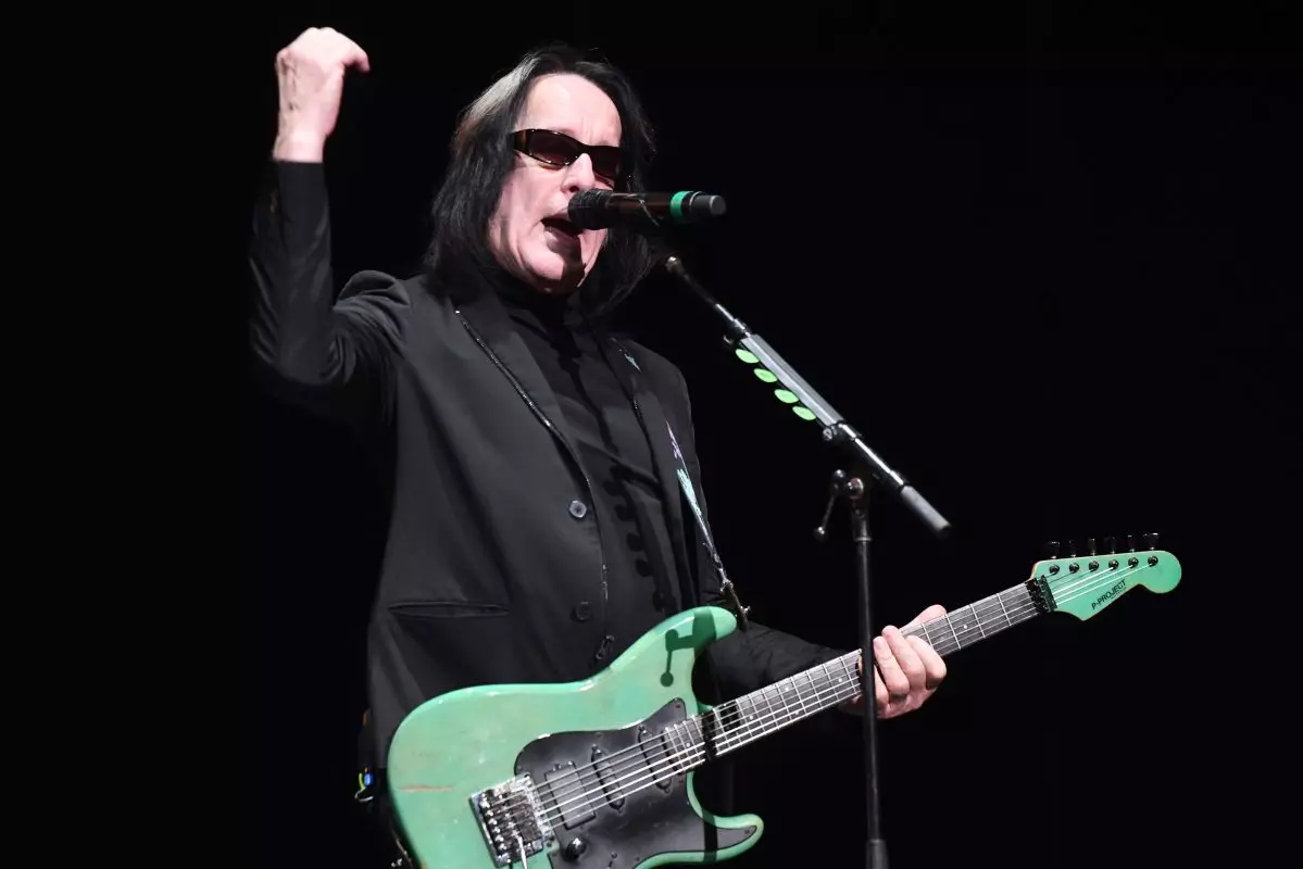 Todd Rundgren dy't in sinnebril draacht en in mintgriene gitaar hâldt treedt op op it poadium tidens de 50-jierrich jubileum-tribute-tour dy't The White Album fiert yn The Wiltern op 11 desimber 2019 yn Los Angeles, Kalifornje