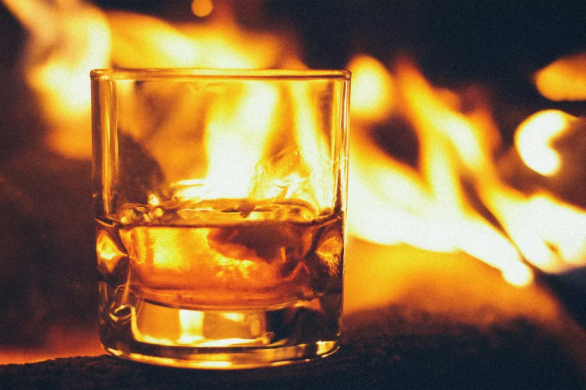 Suitsus Ameerika viskid on trend; siin pildil, klaas viskit Campfre poolt