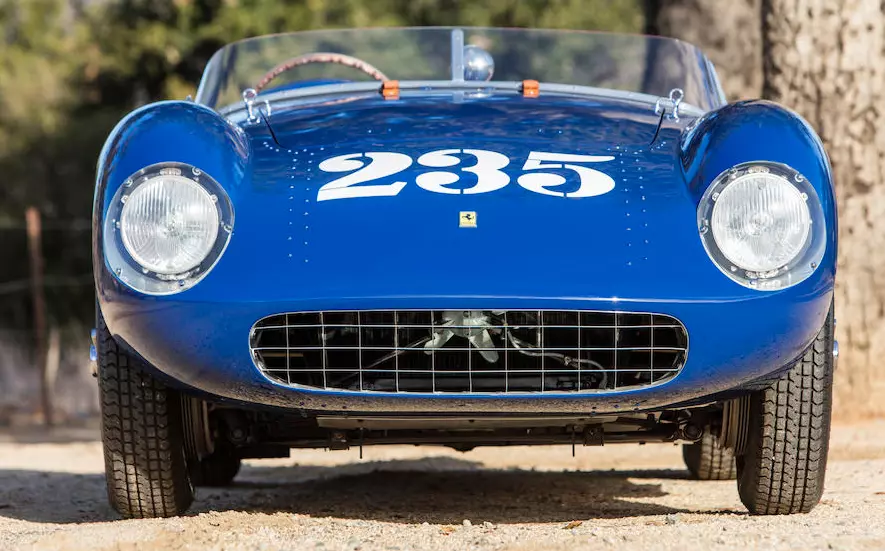 Den 1954 Ferrari 500 Mondial Spider dee vum Porfirio Rubirosa, John von Neumann, James Dean a Phil Hill gefuer gouf. (P. Litwinski)